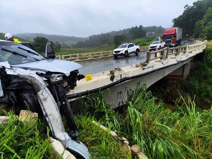Carro roda na pista e quase despenca de ponte na BR-116 em Leopoldina. – reporterkadufontana.jor.br